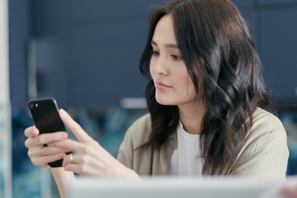 Gimana Sih Cara Kerja Iklan yang Tiba-Tiba Muncul di HP Kita? - dkonten.com